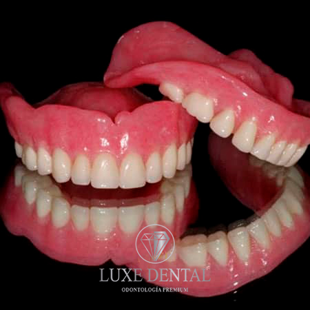 Prótesis dental fija y removible - Luxe Dental